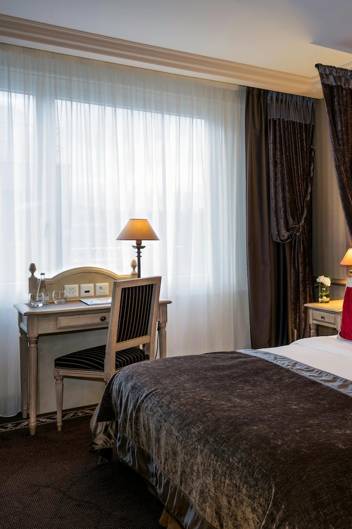 Classic Room At 4* Royal Hotel - Genève