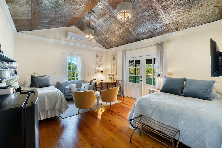 Liesel Farm Shestable: Cozy Converted Stable - Round Top, TX