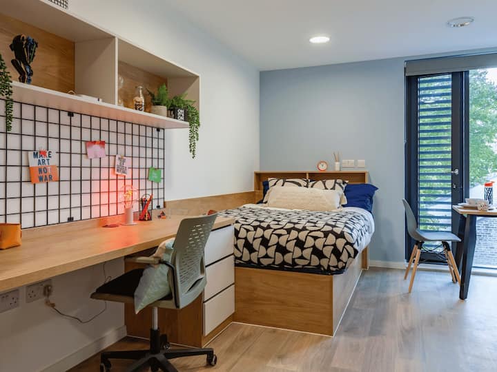Discover Serene Studio Retreats In Vibrant Swansea - Swansea