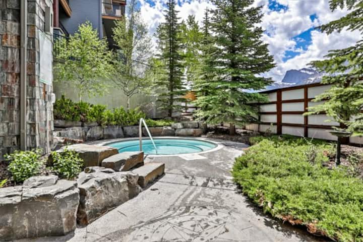 Stunning Condo - Hot Tubs & Steam Room - Pets Ok - Canmore