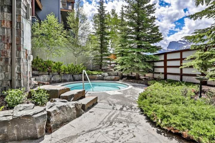 Fantastic Mountain View - Hot Tubs & Steam Room - Canmore
