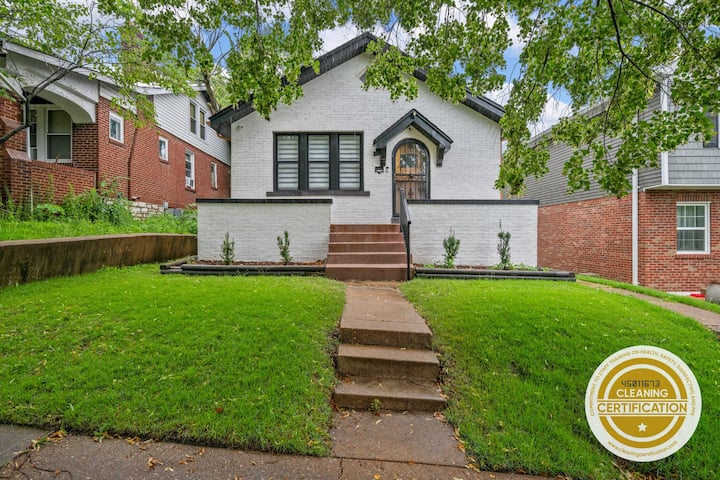 Charming Home In St. Louis / Abodebucks - University City, MO