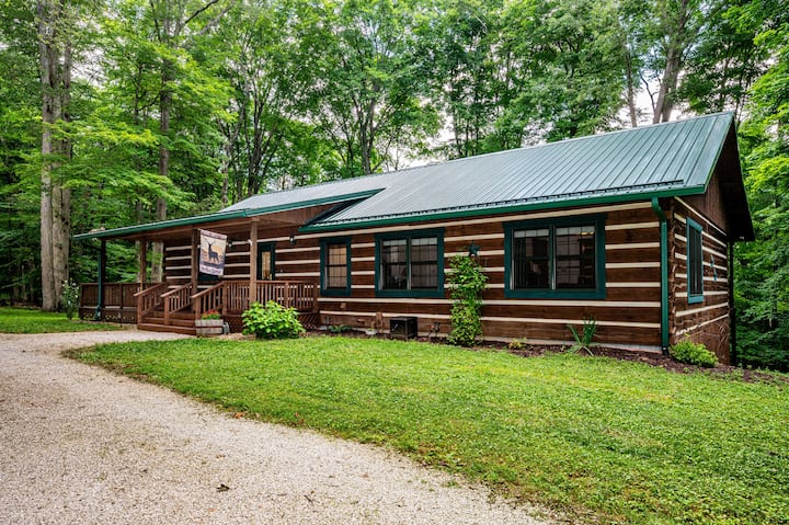 Velvet Forest Log Cabin, 3 Bedrooms, 2 Bath - Nashville, IN