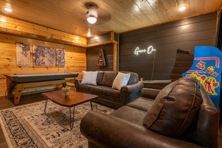 *Stunning 3bdr Cabin W/ Hot Tub! Close To Town!* - Pigeon Forge, TN