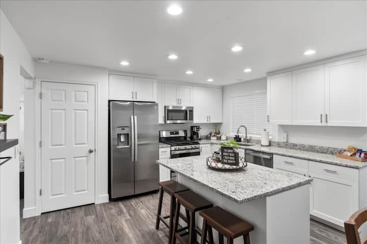 4 Bdrm 6 Bed Clean Pet Friendly Hottub New Kitchen - West Valley City, UT