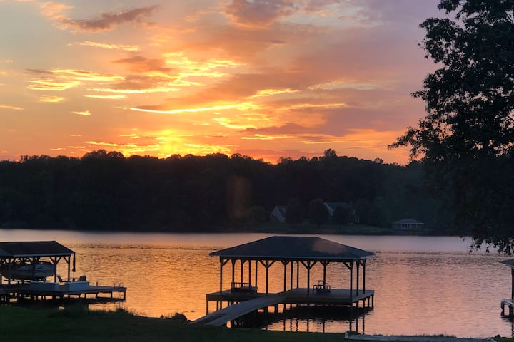 Screened Deck & Dock: Waterfront Lake Anna Home! - Bumpass, VA