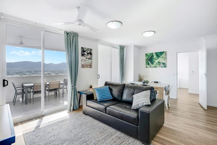 Cairns City Escape—elevated Modern Haven With Pool - Cairns