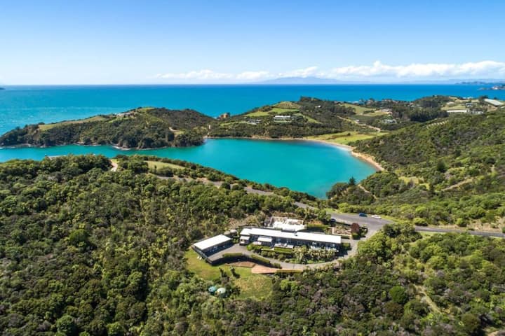 Delamore Cove Kauri Studio - Sea Views - Waiheke Island