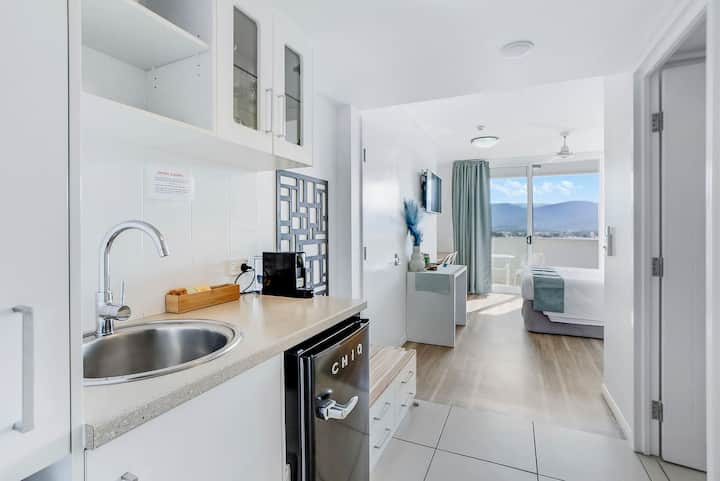 Cairns Central Getaway: A Sleek City Studio - Cairns