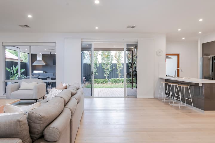 Castle - Pet Friendly, City Fringe, Office, Garage - Adelaide SA, Australia