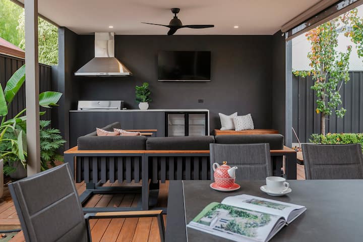 Castle - Pet Friendly, City Fringe, Office, Garage - Adelaide