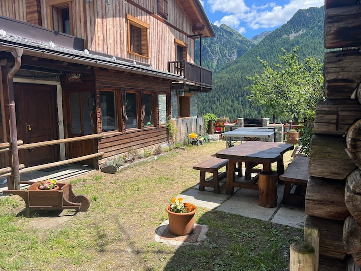 Modern Family Chalet W/ Stunning Mountain Views - Antagnod
