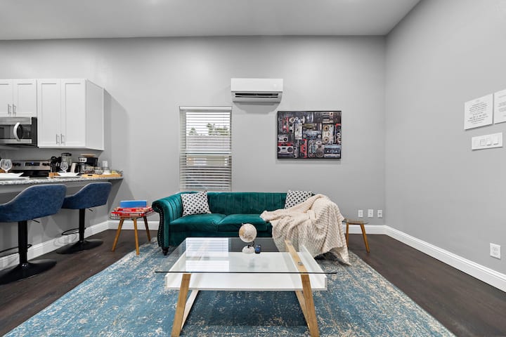 Stylish Apt Near Downtown | Games Wifi Smart Tvs - Houston, TX