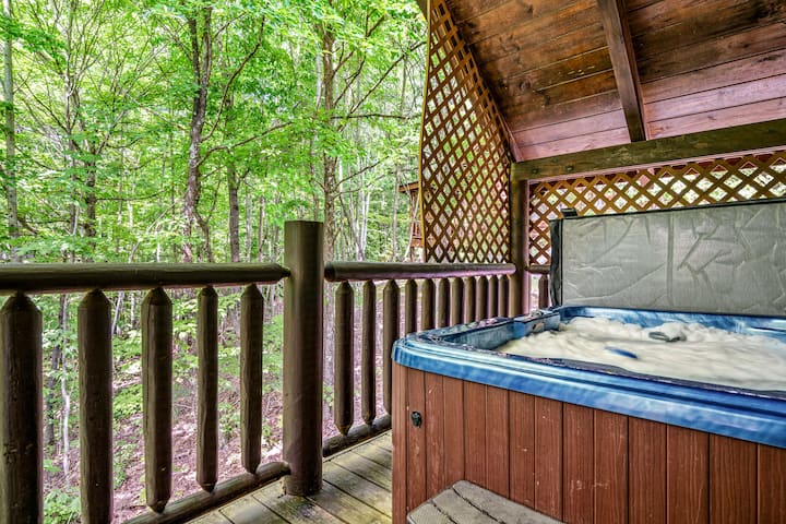 Rustic 1bd Cabin W/ Hot Tub! Pool Table + Fire Pit - Gatlinburg, TN