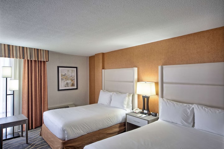 Two Units W/ Free Airport Shuttle | Free Parking - Portland, ME