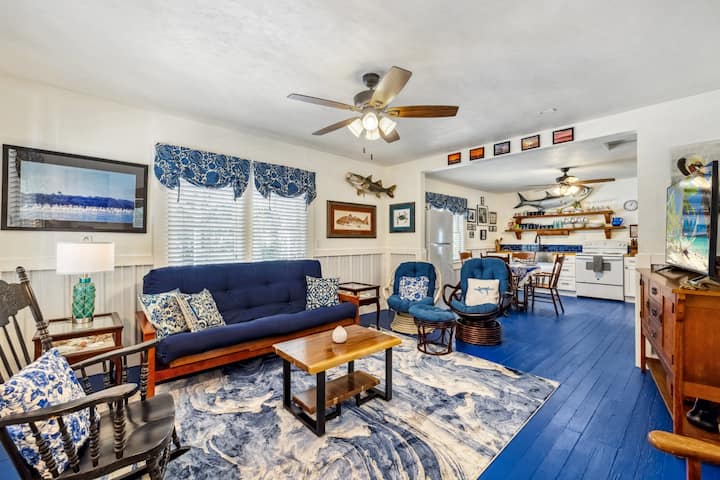 Merrilly Cottage: Historic Downtown - Cedar Key, FL