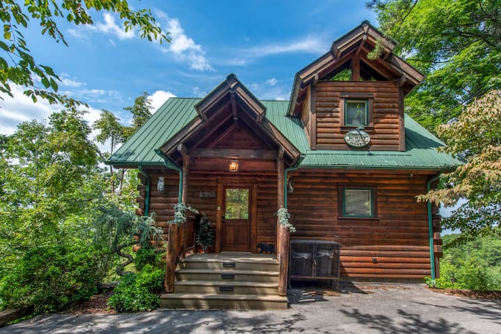 Relaxing 3bd Cabin W/ Hot Tub! Pool Table + Games! - Gatlinburg, TN