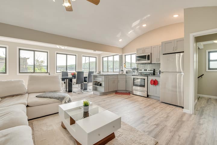 Walk To Harveys Lake! Modern Apt W/ Water Views - Dallas, PA