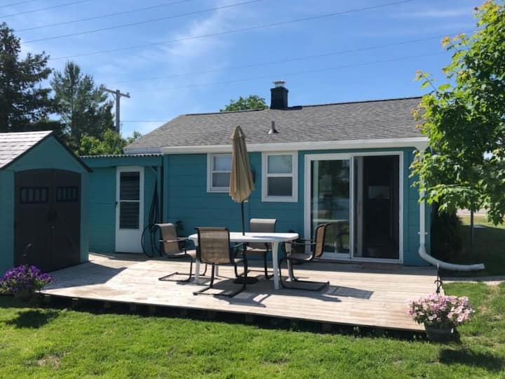 Waterfront Cottage On Bass Lake In Elk Rapids. - Elk Rapids, MI