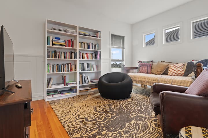 Lakeside 3-bed Family Home With Amazing Views - Point Cook