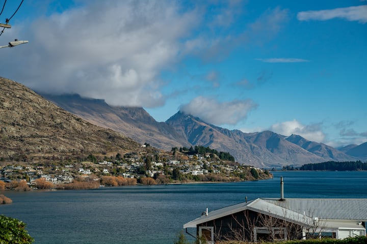 Frankton Arm Vista - Queenstown Holiday Home - Queenstown, New Zealand