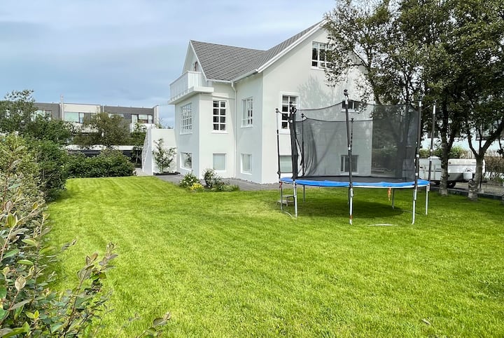 Stylish Family Friendly House Centrally Located - Reykjavík