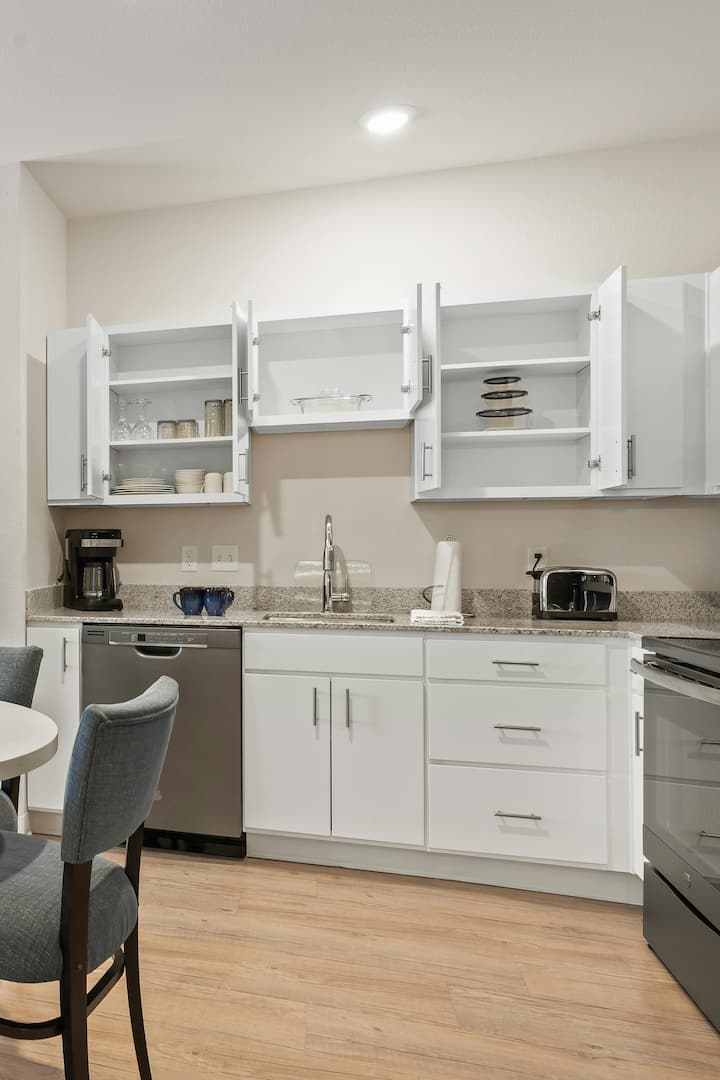 One Bedroom Suite With Kitchen - Overland Park, KS