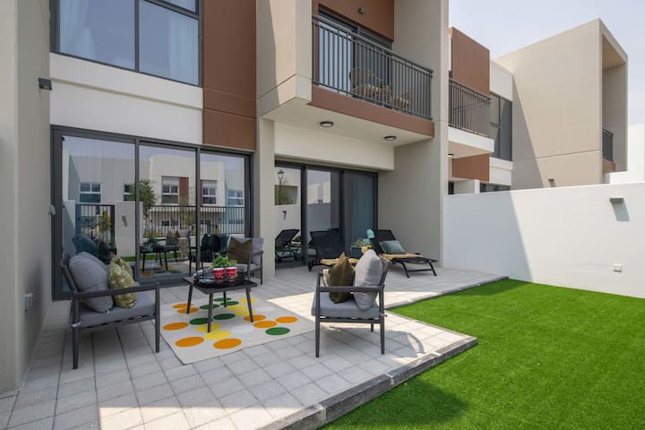 Contemporary 3br Maid's Room Villa W Backyard! - Dubai