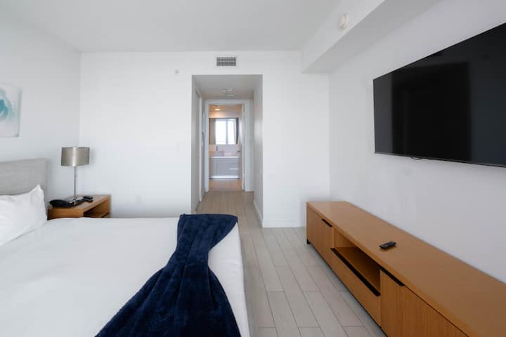 Luxury Apt Miami Beach: Pool, Gym & Beach - Hallandale Beach, FL