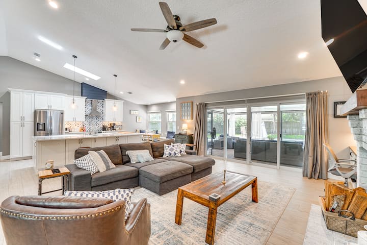 Screened Lanai + Fenced Yard: Luxe Orlando Home - Oviedo, FL