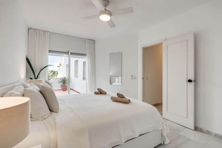 Coastal Escape! 2br Apartment W Terrace & Sea View - Sitio de Calahonda