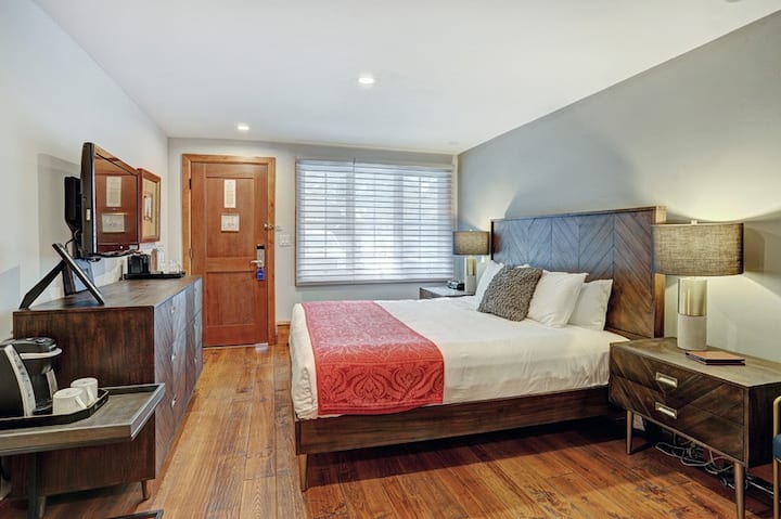 Cozy King Room | Lodge At Vail - Vail, CO