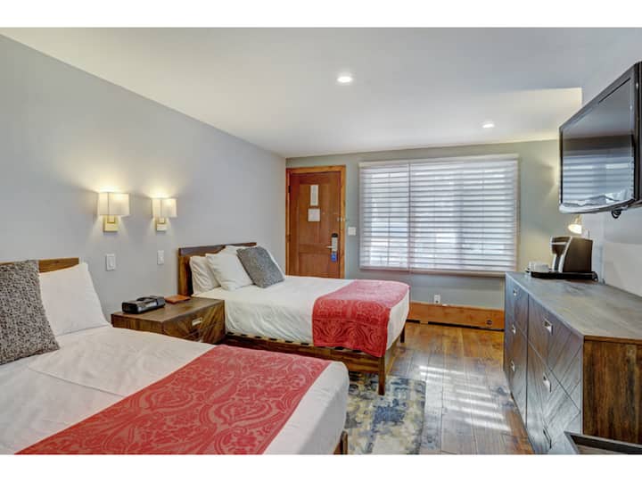 Charming Lodge Room With 2 Doubles | Lodge At Vail - Vail, CO