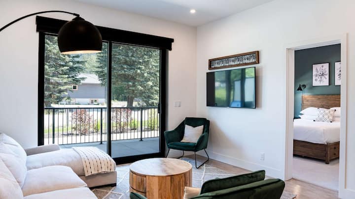 Rustic Retreat - Condo With Hot Tub - Revelstoke