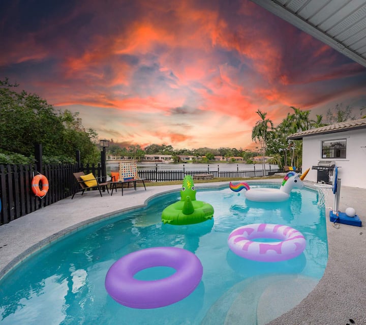 Lakefront Retreat Perfect For Family Fun With Heat - Sunny Isles Beach, FL