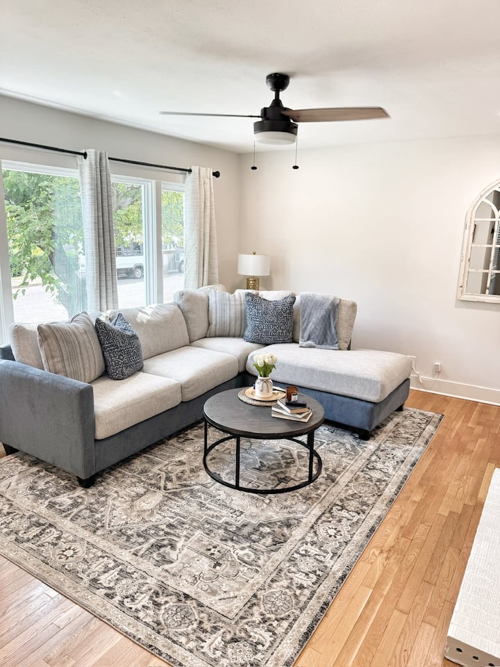 Stylish 4br Home W/ Patio • 5 Min To Downtown - Huntsville, AL