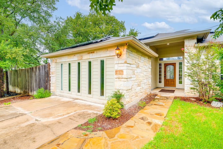 5 Mi To Lake: Cedar Park Home W/ Outdoor Oasis - Leander, TX