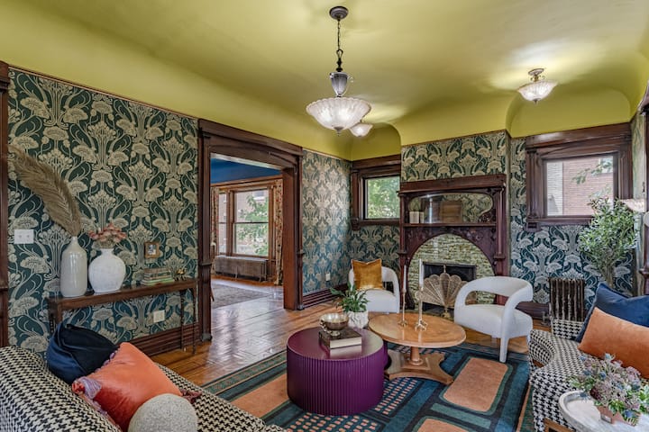 Akron's Werner House: Historic 4 Bedroom Luxury - Akron, OH