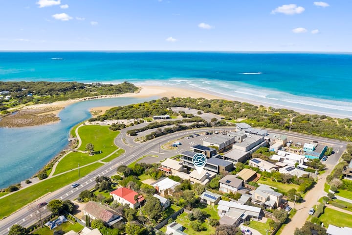 Retro Twist , Modern Town House - Anglesea