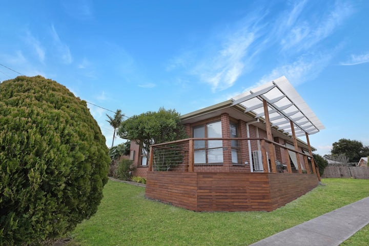 Hillside Estate - Cozy, Peaceful With A Water View - Lakes Entrance