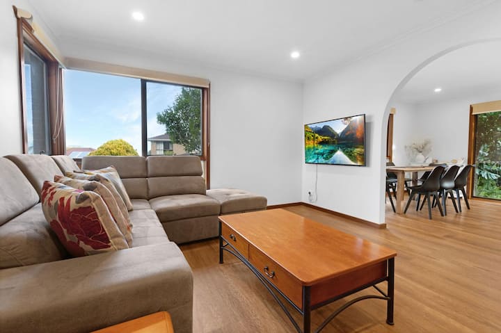 Hillside Estate - Cozy, Peaceful With A Water View - Lakes Entrance