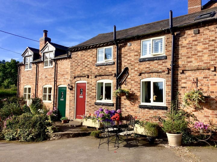Granary Cottage On The Sandstone Trail - Cholmondeley Castle Gardens