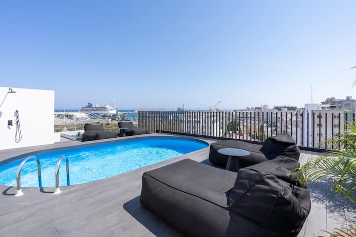The Penthouse: 3br Seaview-private Pool In Larnaca - Larnaca