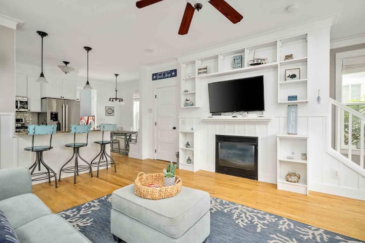 Stunning Olivia Beach Cottage, Across From Park, - Lincoln City, OR