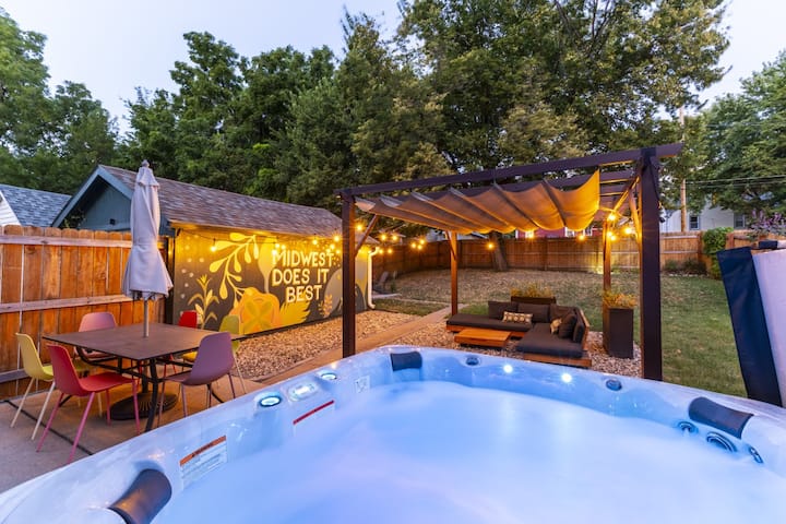 Hot Tub In Beautiful Backyard! - 奧馬哈