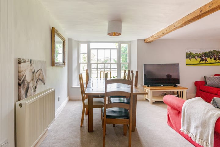 Large Double With Shared Bathroom - South Cerney