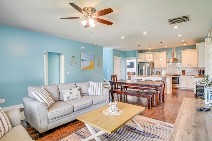 Close To Beaches: Palm Coast Home W/ Deck! - Palm Coast, FL