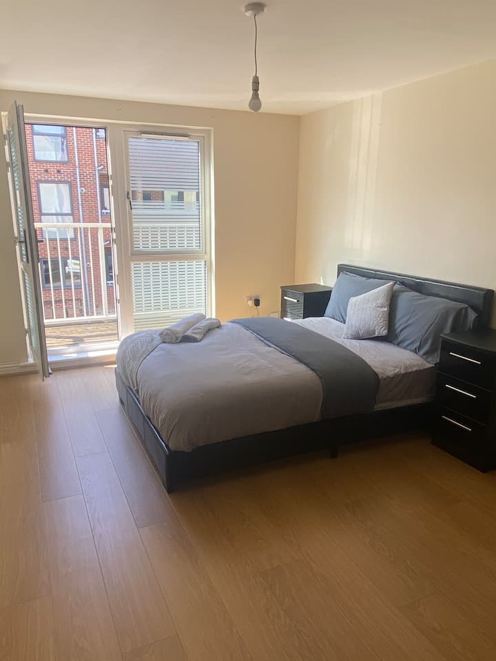 4 Bed House - Sleeps 8 - Wifi - Parking - Dartford