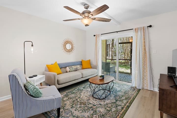 Newly Renovated 2bd/2ba Condo *Pool* 30+ Day Stays - Savannah, GA