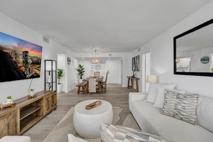 Cozy Oceanfront Beachservice 917 - Miami Beach, FL
